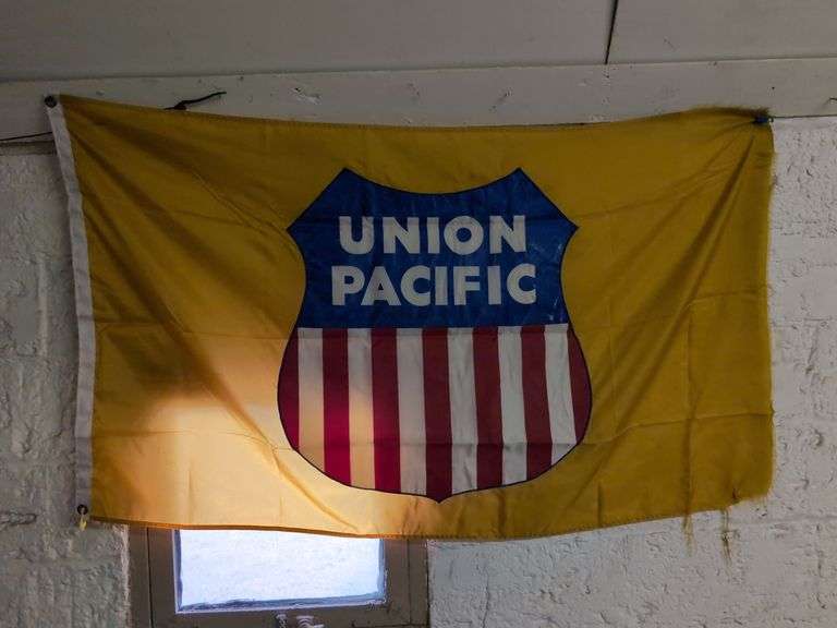 32" X 56" UNION PACIFIC FLAG (FRAYED EDGES) - Isabell Auction