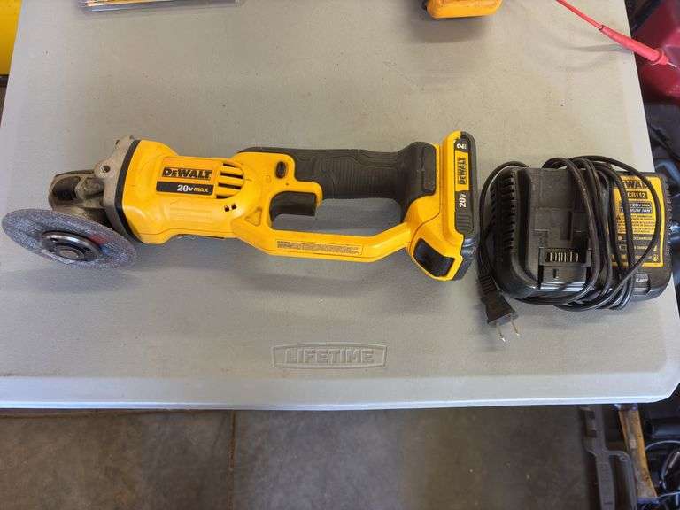 (S) DEWALT 20V. CORDLESS GRINDER WITH BATTERY AND CHARGER - Isabell Auction