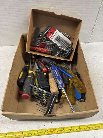ASSORTED SCREWDRIVERS AND BITS - Isabell Auction