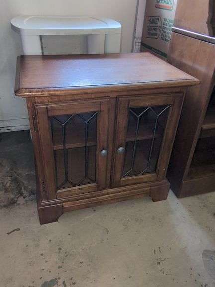 (G) 2-DOOR GLASS FRONT END TABLE (17½" X 26" X 25" TALL) - Isabell Auction