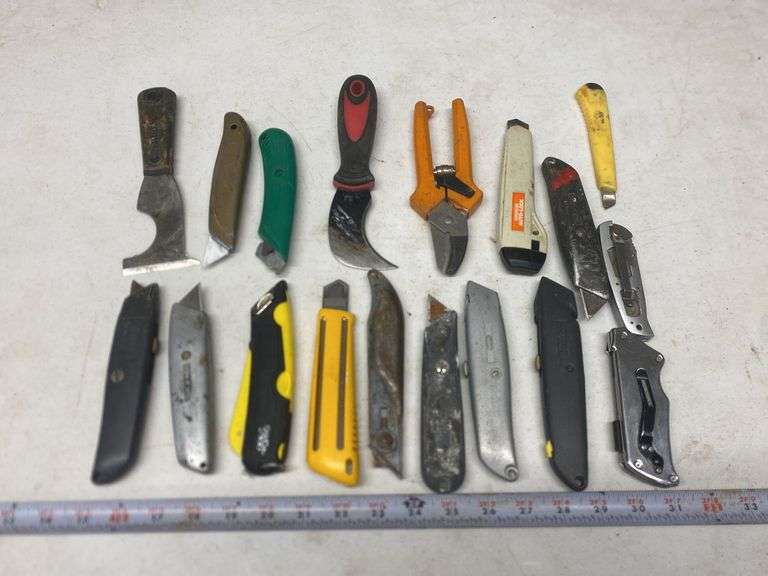 ASSORTED BOX CUTTERS - Isabell Auction