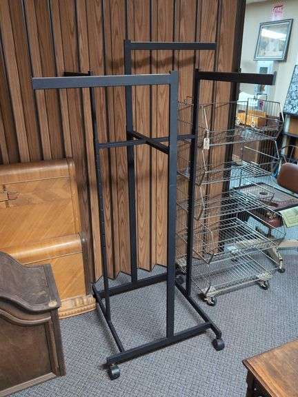 ROLL AROUND ADJUSTABLE CLOTHING RACK - Isabell Auction
