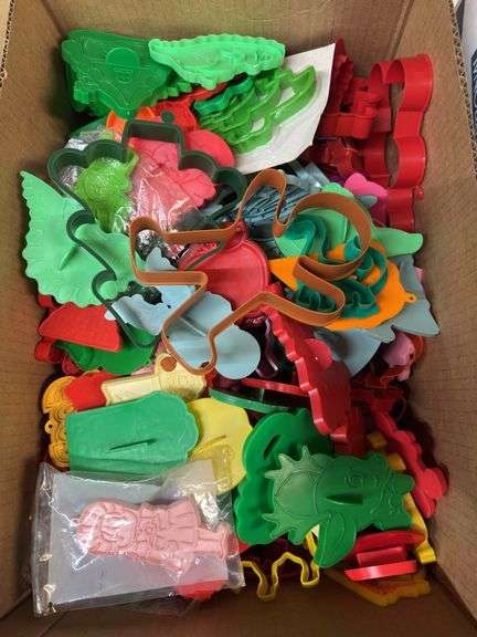 ASSORTED COOKIE CUTTERS - Isabell Auction