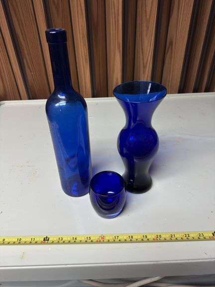ASSORTED BLUE GLASS - Isabell Auction