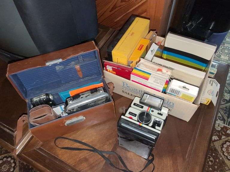 (BASE) VINTAGE POLAROID LAND CAMERA, MOVIE CAMERA, FLASH BULBS ...