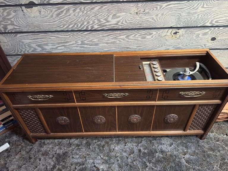 (LR) VINTAGE CONSOLE STEREO - Isabell Auction