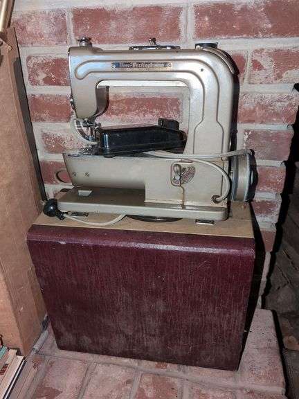 (BASE) VINTAGE FREE WESTINGHOUSE SEWING MACHINE WITH CASE - Isabell Auction