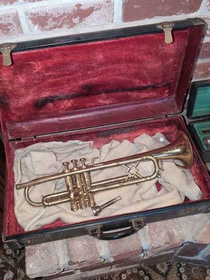 (BASE) VINTAGE KING BASS TRUMPET WITH CASE - Isabell Auction