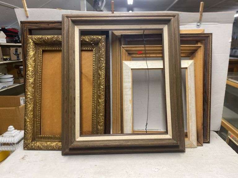 ASSORTED WOOD FRAMES - Isabell Auction