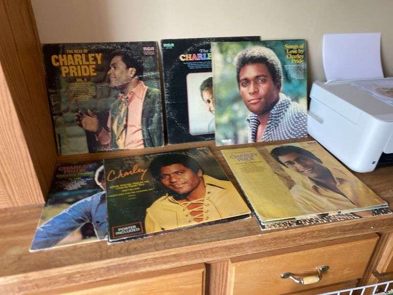 (DR) ASSORTED CHARLIE PRIDE RECORD ALBUM - Isabell Auction