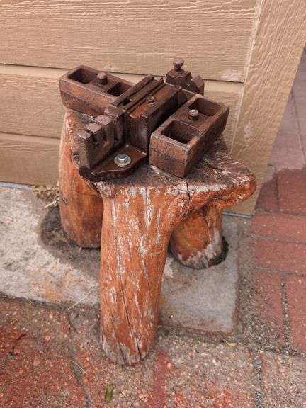 (BARN) LOG WORK STATION WITH CHAIN BREAKER - Isabell Auction