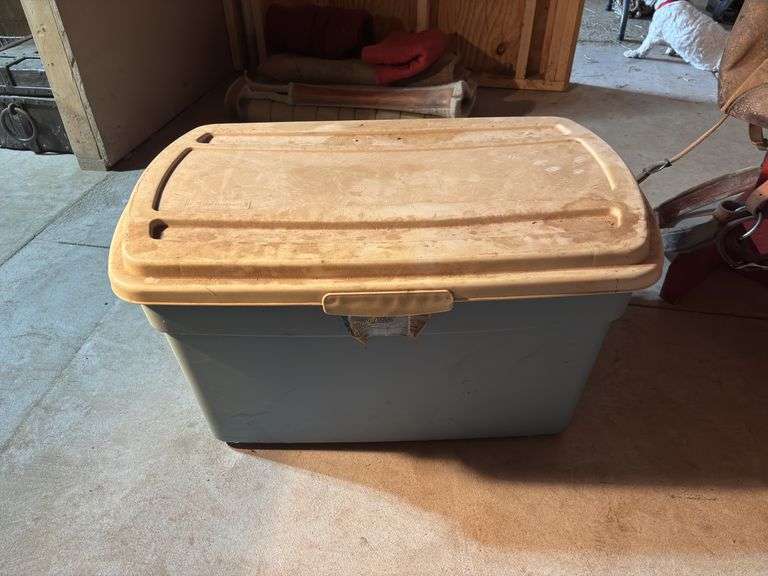 (BARN) 28 GALLON RUBBERMAID TOTE WITH LID PLUS CONTENTS - Isabell Auction