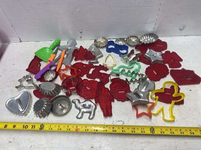 ASSORTED COOKIE CUTTERS - Isabell Auction