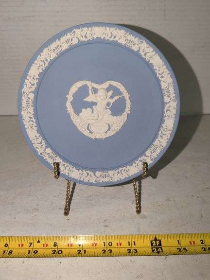 WEDGWOOD BLUE JASPERWARE PLATE - Isabell Auction