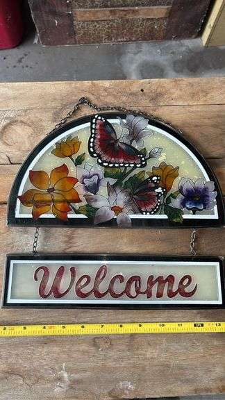(BG) GLASS WELCOME SIGN - Isabell Auction