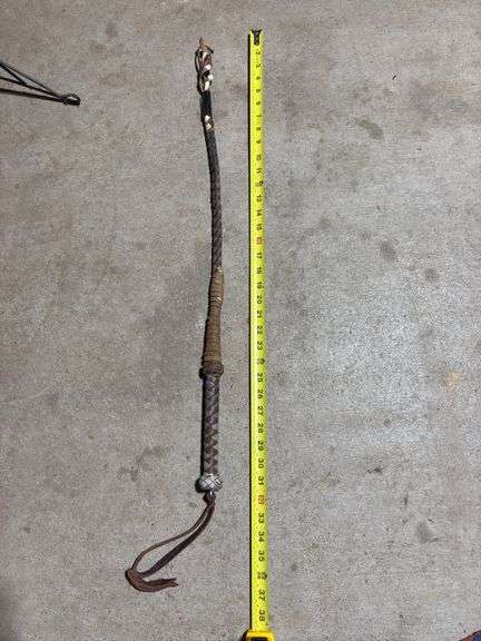 (BARN) LEATHER WHIP - Isabell Auction