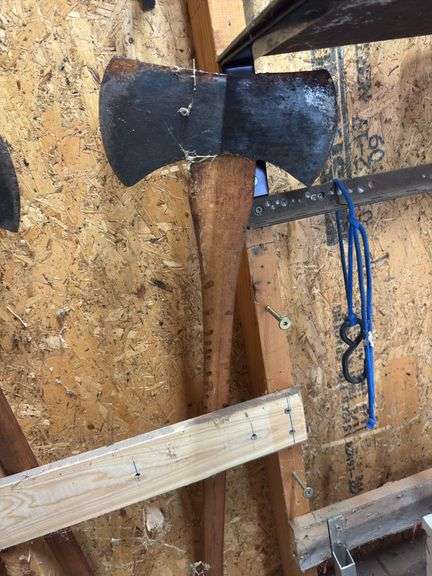 (SS) DOUBLE SIDED AXE - Isabell Auction