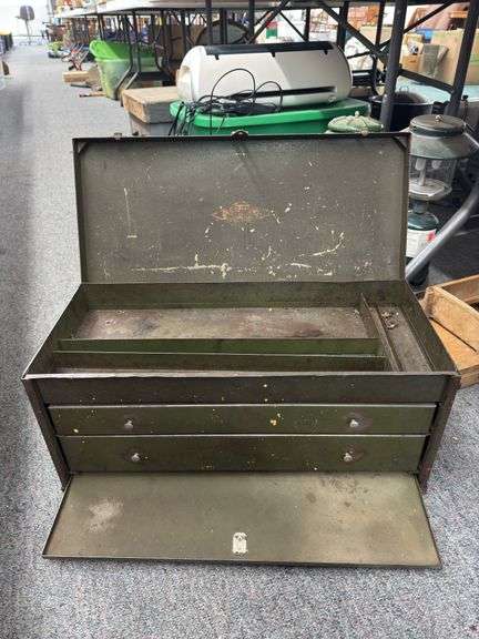 VINTAGE METAL TOOL BOX - Isabell Auction