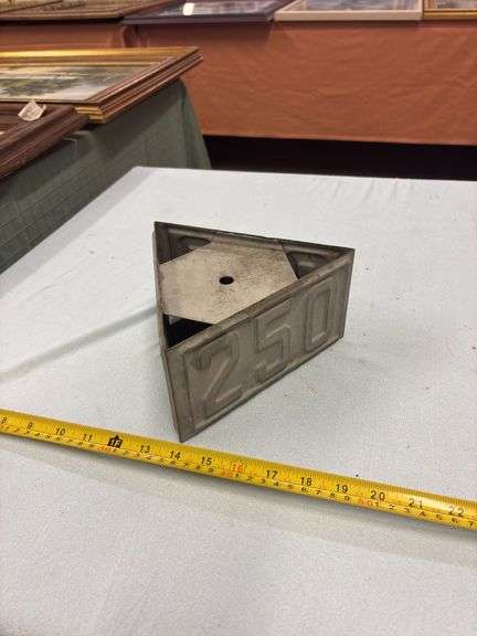 TRIANGULAR METAL 250 SIGN - Isabell Auction