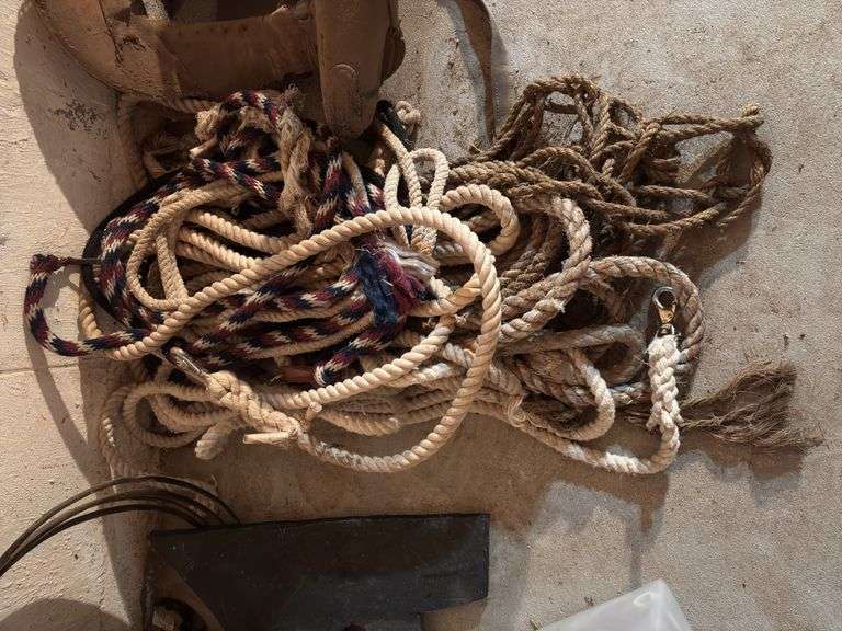 (BARN) ASSORTED ROPES, LEAD ROPES, ETC. - Isabell Auction
