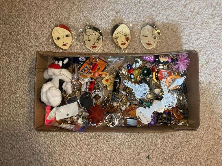 (LB) ASSORTED KEYCHAINS - Isabell Auction