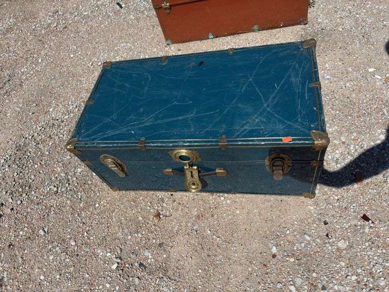 (OUT) VINTAGE BLUE TRUNK - Isabell Auction