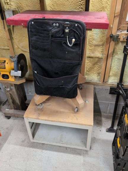 (EG) (2) ROLL AROUND STANDS - Isabell Auction