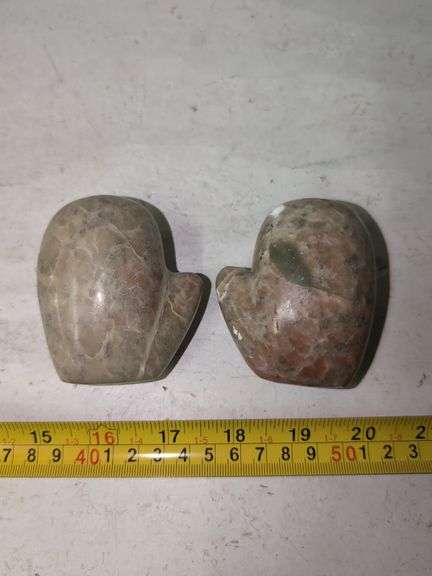 PAIR OF STONE MITTENS - Isabell Auction