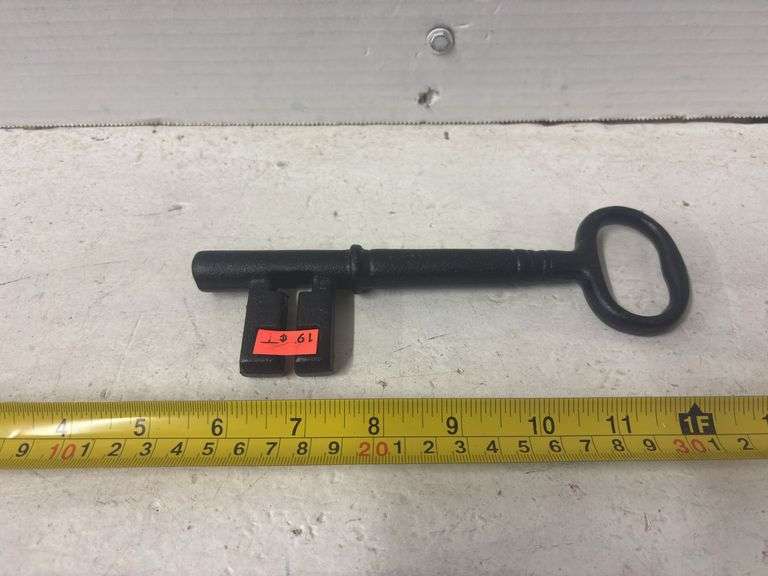 7.5”L CAST IRON KEY - Isabell Auction