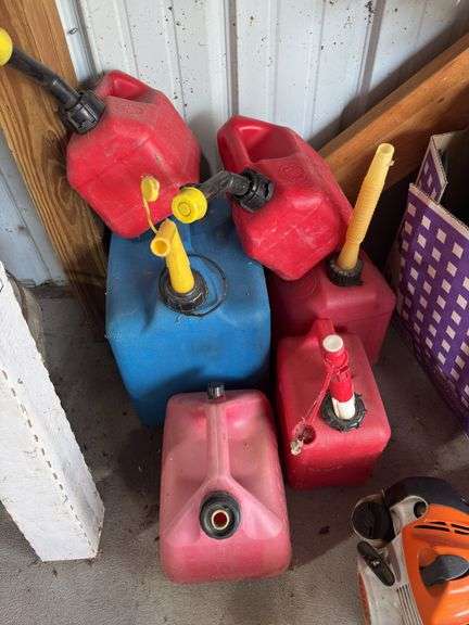 (BG) ASSORTED GAS CANS - Isabell Auction
