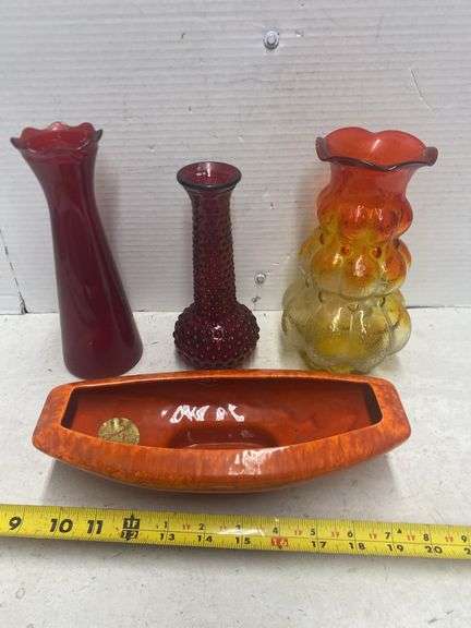 ASSORTED GLASS VASES AND CERAMIC PLANTER - Isabell Auction
