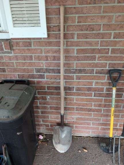 (OUT) SPADE POINT SHOVEL - Isabell Auction