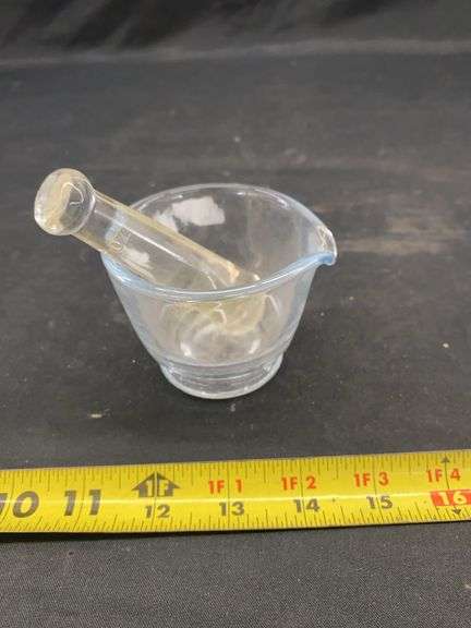 GLASS MORTAR AND PESTLE - Isabell Auction
