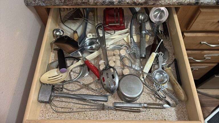(K) ASSORTED KITCHEN CLATTER - Isabell Auction