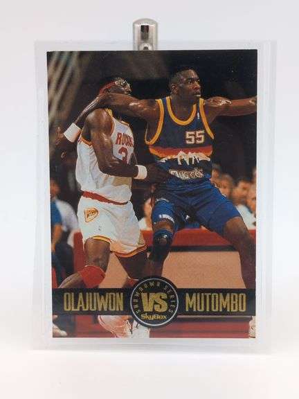 1993 SKYBOX OLAJUWON VS. MUTOMBO CARD - Isabell Auction