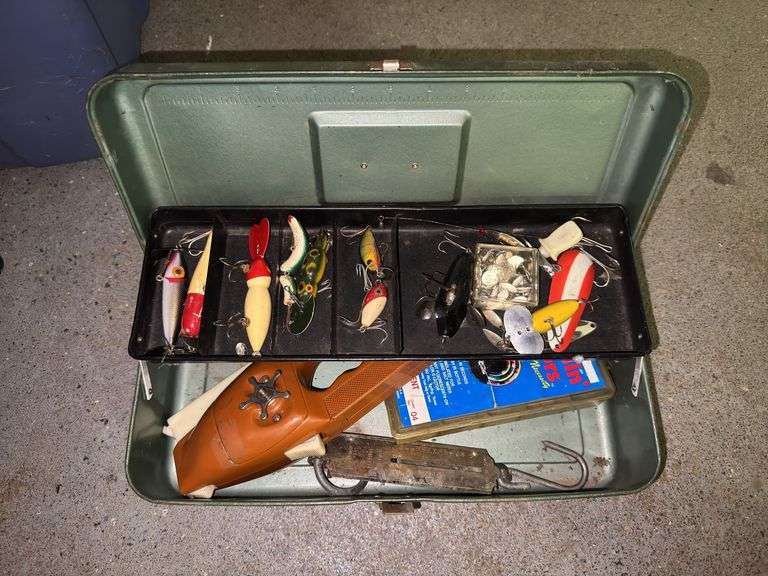 METAL TACKLE BOX WITH ASSORTED TACKLE - Isabell Auction
