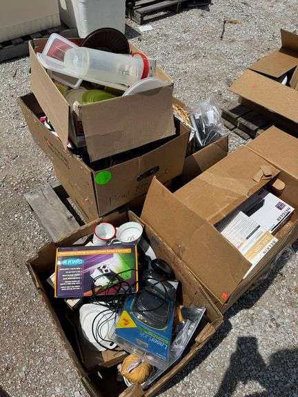 (O) ASSORTED KITCHEN CLUTTER, DANCE MAT, CONTAINERS, AND LIDS ...