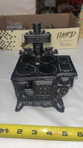 (LR) CAST IRON QUEEN STOVE - Isabell Auction