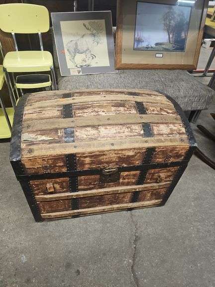 25" X 31" W CAMEL BACK TRUNK - Isabell Auction