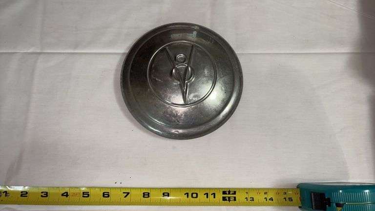 (LR) VINTAGE FORD V8 HUBCAP - Isabell Auction