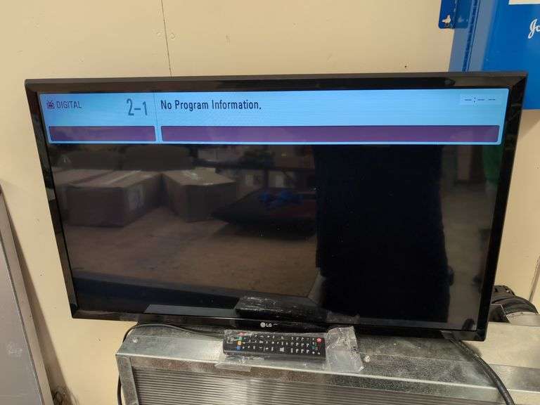 (503) LG 32" FLAT SCREEN TV WITH REMOTE - Isabell Auction