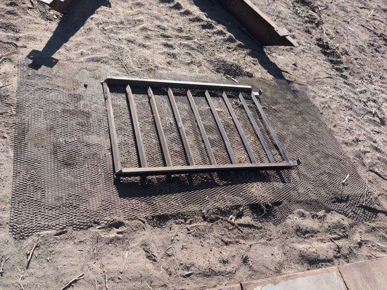 (OUT) 4-FT. X 8-FT. METAL MESH PANEL & 32" X 51" STEEL RAMP - Isabell ...