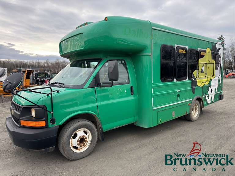 2011 Chevrolet Express 4500 20 Passenger Bus - Jardine Auctioneers