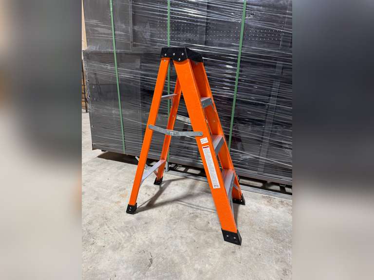 RESIDENTIAL 3 STEP FIBREGLASS LADDER - Jardine Auctioneers
