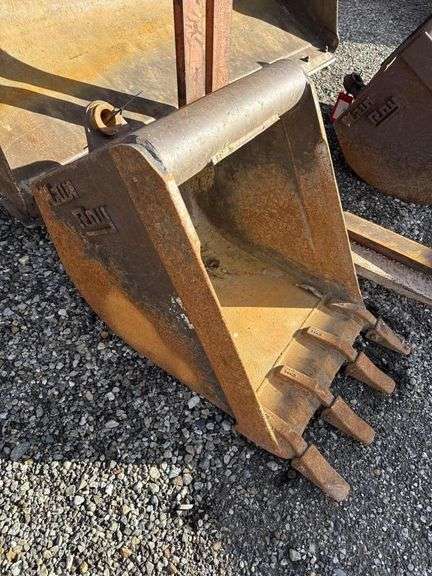 Wain Roy 24in Tooth Bucket For Backhoe - Jeff Boone Auction and Realty