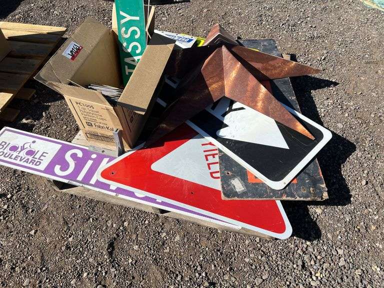Misc License Plates and Road Signs - Albuquerque NM - J&J Auctioneers LLC