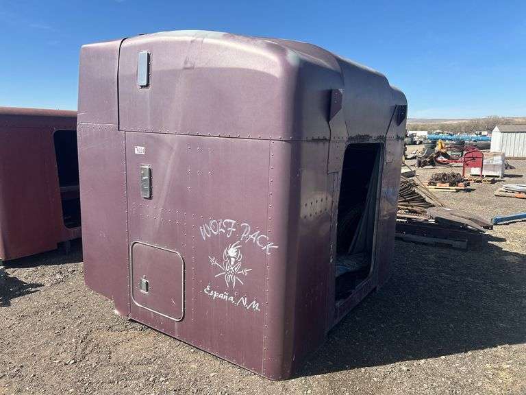 Truck Tractor Sleeper - J&J Auctioneers LLC