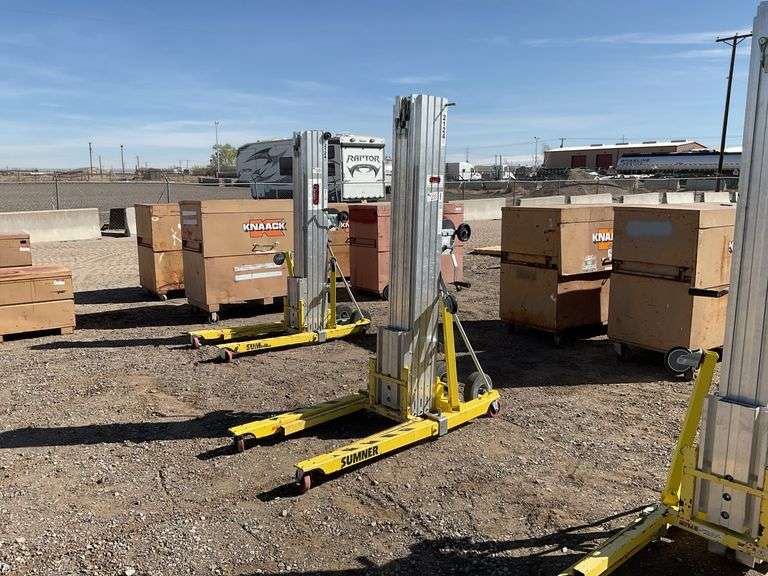 Sumner 24' Material Lift - J&J Auctioneers LLC