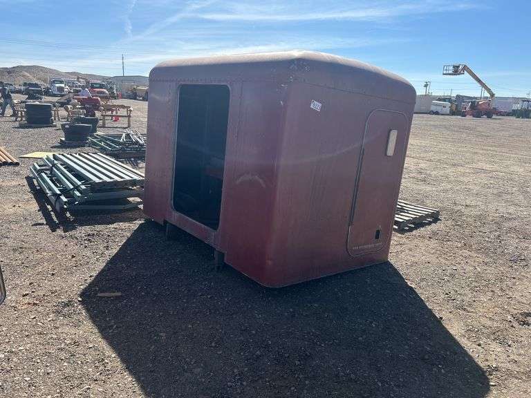 Truck Tractor Sleeper - J&J Auctioneers LLC