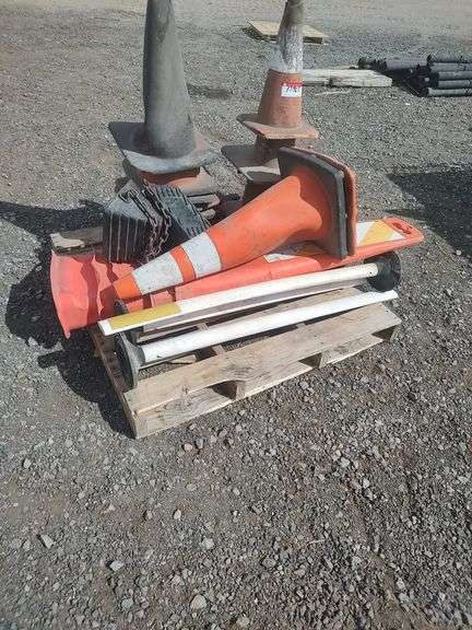 Quantity Traffic Cones ,Traffic Control Items - J&J Auctioneers LLC